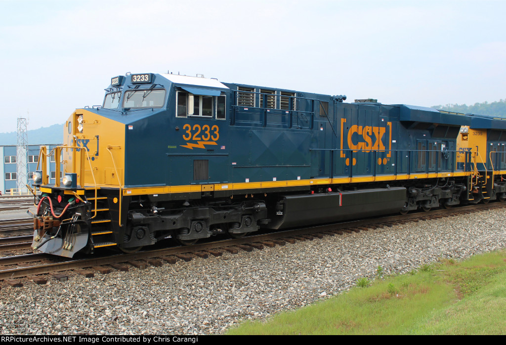CSXT 3233 on U777-09